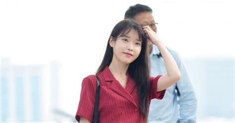 아이유 성숙미 물씬 풍기는 레드 패션