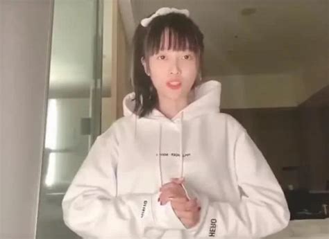 火箭少女生图，杨超越素颜没洗头，吴宣仪差点认不出