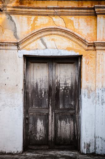 오래 된 나무 문과 그런 지 소박한 콘크리트 벽 스크래치 및 얼룩 0명에 대한 스톡 사진 및 기타 이미지 0명 건축 건축물 Istock
