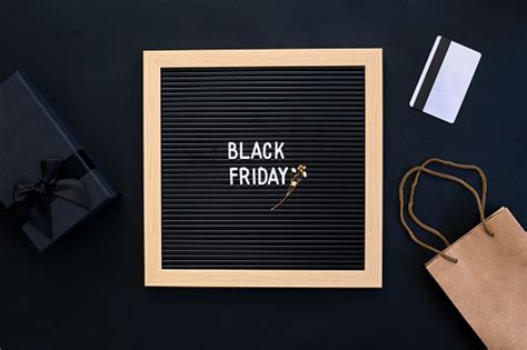 텍스트 검은 편지 보드 선물 쇼핑 카트 및 신용 카드 및 검은 색 배경에 블랙 프라이데이 컨셉 시즌 판매 시간 플랫 레이 상단 뷰 복사 공간 템플릿 레이아웃 디자인 0명에