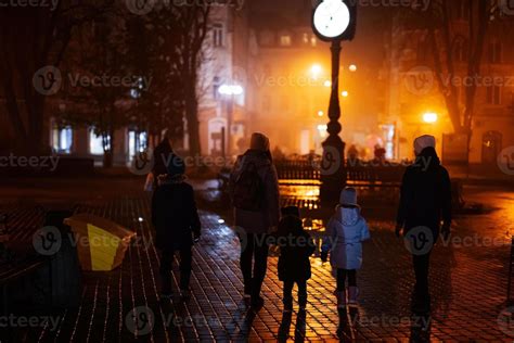 Parte Posterior De La Familia Caminando En La Ciudad De Noche 16480807