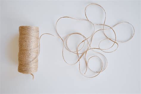 흰색 배경에 고립 된 황마 트와인의 골격 포장 및 장식을위한 자연 로프 거친 린넨 실 대마 돼지 0명에 대한 스톡 사진 및 기타 이미지 Istock