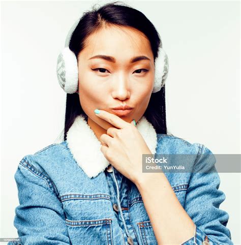 젊은 예쁜 아시아 여자 포즈 쾌활한 감정 고립 된 화이트 배경 라이프 스타일 사람들 개념 닫기 갈색 머리에 대한 스톡 사진 및