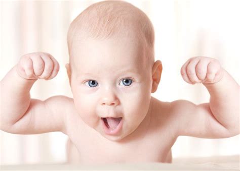 授乳中に手をニギニギするのはなぜ？ 赤ちゃんの不思議なしぐさのワケ｜たまひよ