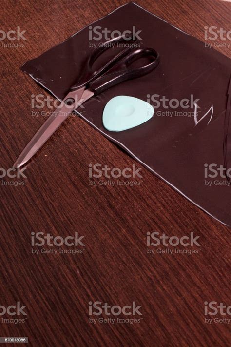 바느질에 대 한 제품의 절단 테이블에 초 크 표시 의류와 천이입니다 그냥가 위 및 분필 거짓말 가위에 대한 스톡 사진 및 기타