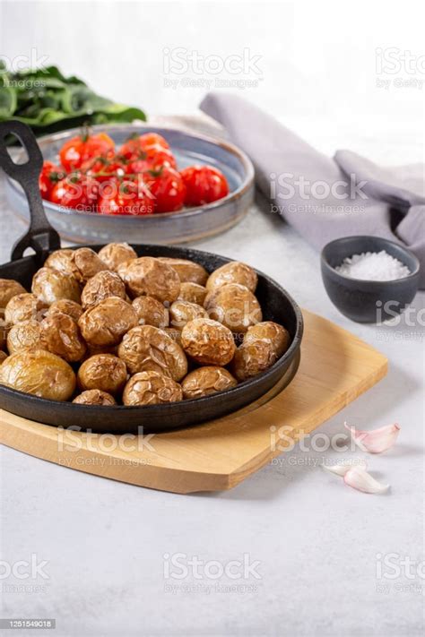 콘크리트 배경에 주철 프라이팬에 작은 전체 감자를 구워 채식주의 자 또는 채식주의 음식 개념 감자 요리에 대한 스톡 사진 및 기타 이미지 Istock