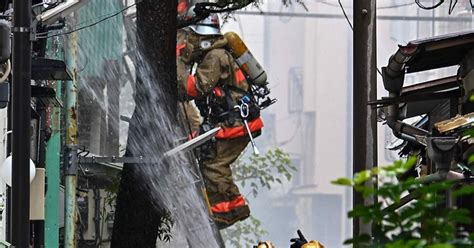 도쿄 긴자 아파트 화재 진화하는 소방대원들