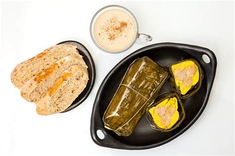 전통적인 콜롬비아 타말레 아침 식사 빵과 초콜릿 흰색 배경에 고립 된 산탄데르 지역에서 만든 0명에 대한 스톡 사진 및 기타