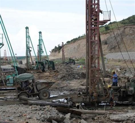 Cfg钻孔灌注桩机 双电机履带长螺旋钻机 加压塔架地基钻孔设备