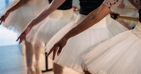 하얀 투투 스커트를 입은 발레리나 무리 사진 Unsplash의 댄스 이미지