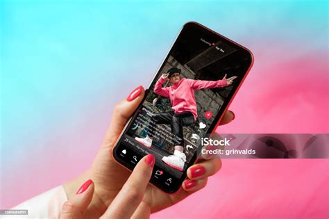 공유 된 비디오 콘텐츠를 보여주는 휴대 전화의 샘플 소셜 미디어 앱 소셜 네트워킹에 대한 스톡 사진 및 기타 이미지 소셜 네트워킹 먹이기 이미지 기반 소셜 미디어