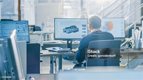 밝은 사무실에서 데스크톱 컴퓨터에서 작업하는 산업 엔지니어의 백뷰 화면 표시 Ide Cad 소프트웨어 기계 학습 구현 신경 네트워킹 및 클라우드 컴퓨팅 엔지니어에 대한 스톡