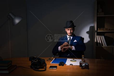 侦探坐在黑暗的房间里的老式概念高清图片下载 正版图片507456638 摄图网