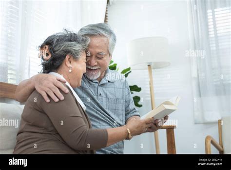 Un Couple Asiatique âgé âgé Assis Sur Un Canapé Lit Ensemble à La