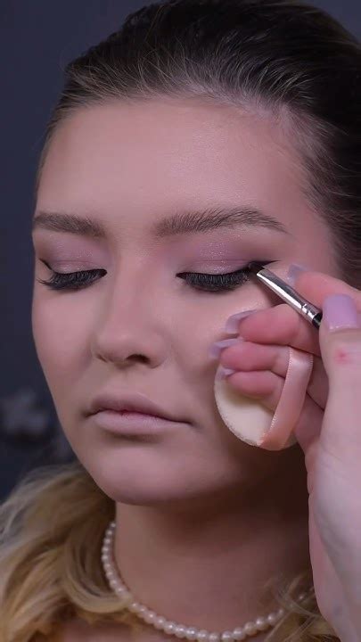 Растушеванная стрелочка на нависшем веке Youtube