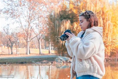 여자는 연못에서 찍은 사진을 본다 휴가 중 아름다운 호수 나 연못의 사진을 찍는 자신감 있는 중년 여성 여행 사진작가 가을에 대한 스톡 사진 및 기타 이미지 Istock