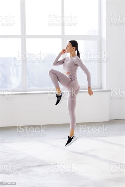 흰색 배경에 점프 스포티 한 소녀 역동적인 움직임 전체 길이 스포츠 와 건강한 라이프 스타일 가벼운에 대한 스톡 사진 및 기타 이미지 Istock