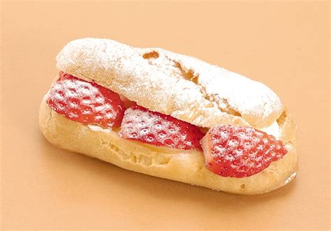 1月のお菓子は葩餅はなびらもちと苺のエクレア 丸芳露本舗 北島