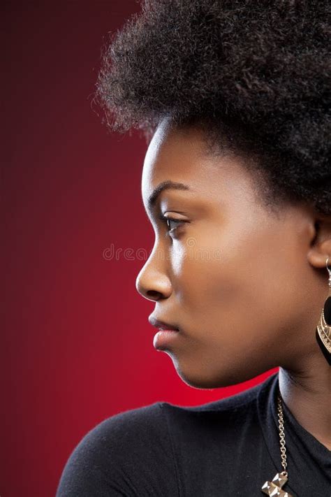 Giovane Bellezza Nera Con L Acconciatura Di Afro Immagine Stock Immagine Di Chiusura