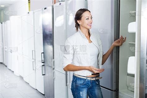 女性选购家用冰箱