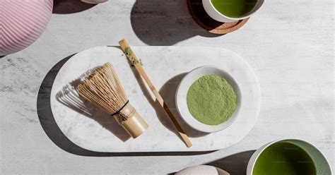 녹차로 채워진 그릇과 컵을 얹은 테이블 사진 Unsplash의 말차 이미지