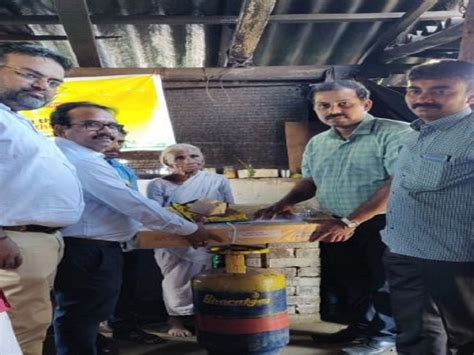 Anand Mahindras Tweet Helps Tamil Nadu Granny Selling Idlis Re 1 Each
