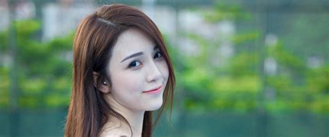 美女回头甜美微笑3440x1440壁纸 千叶网
