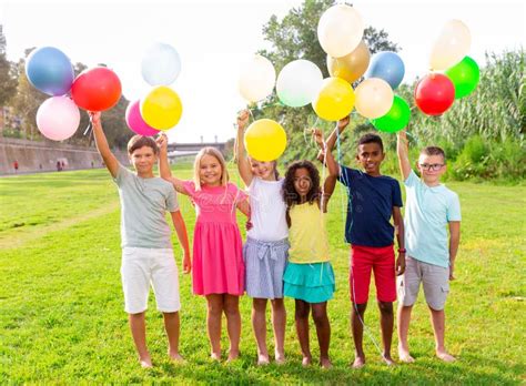 Jongens En Meisjes Die Spelen Met Ballonnen Op Het Veld Stock Foto