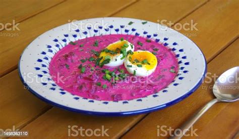 달걀 근대 비트 뿌리 오이 크림 요구르트를 곁들인 전통적인 리투아니아 차가운 비트 수프 0명에 대한 스톡 사진 및 기타 이미지 Istock