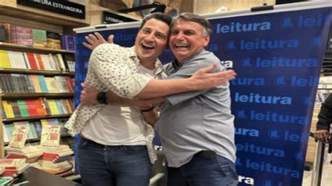 Bolsonaro prestigia lançamento de livro de Tiago Pavinatto em Brasília ContraFatos