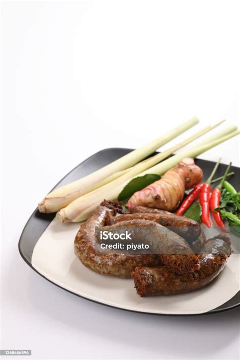 현지 북부 태국 음식 흰색 배경으로 고립 된 태국 북부 매운 소시지 길거리 음식 굽기에 대한 스톡 사진 및 기타 이미지 굽기