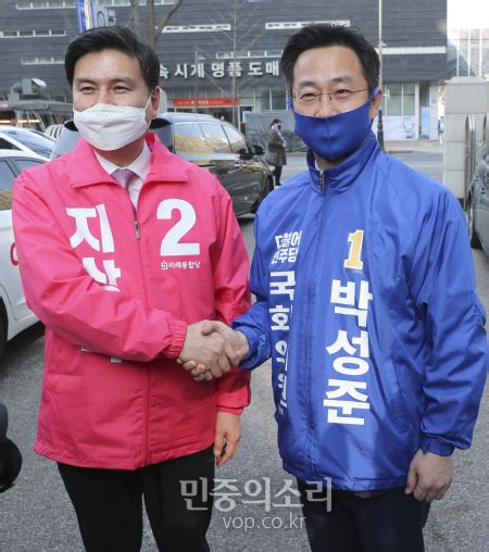 종로선관위에서 인사 나누는 박성준 지상욱 포토 민중의소리