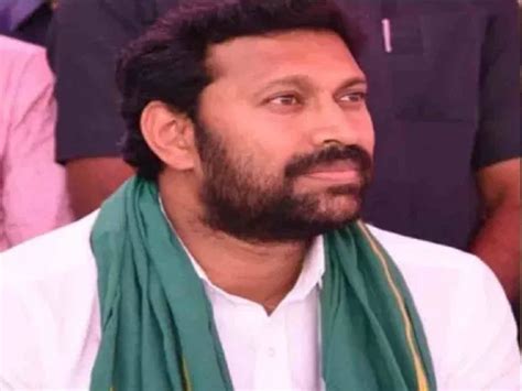 Ysrcp Mp Avinash Reddy Appears Before Cbi In Murder Case