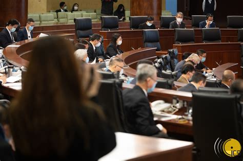 行政法务司司长张永春列席立法会全体会议，回应议员提出的口头质询。 澳门特别行政区政府入口网站