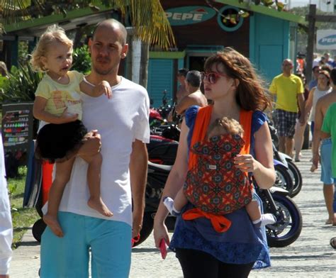 EGO Carolinie Figueiredo caminha o marido e os filhos na orla do Rio notícias de Famosos
