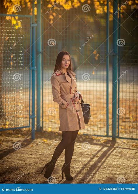 Chica Joven Morena Modesta Hermosa En Otoño Foto De Archivo Imagen De Muchacha Exterior