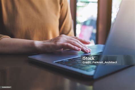 Gambar Closeup Seorang Wanita Yang Bekerja Dan Menyentuh Touchpad