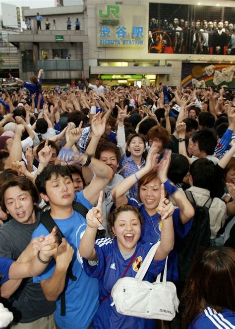2002年6月14日、ワールドカップで日本が決勝トーナメント進出を決め、歓喜するサポーターら。 タイムスリップ 渋谷 日本