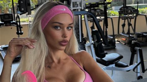 Отказала на Роналдо изкушава с еротични пози от фитнеса