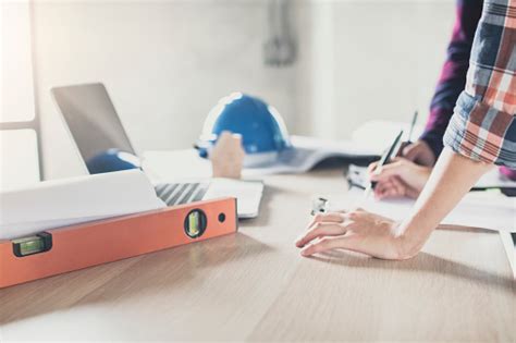엔지니어와 작업자 건설 건물에 대 한 계획 및 작업 사이트에서 쳐도 건설 산업에 대한 스톡 사진 및 기타 이미지 건설 산업