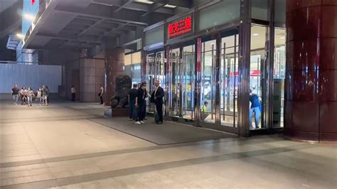 新／百貨公司大門被小犬吹爆 滿地碎玻璃 鏡週刊 Mirror Media