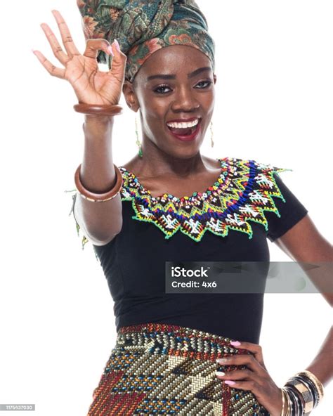 전체 길이헤드 샷프로필 보기 2029 세 아프리카 민족아프리카 계 미국인 민족 젊은 여성여성 앞 흰색 배경 착용 머리 스카프드레스 는 미소행복쾌활 하 고 표시 확인