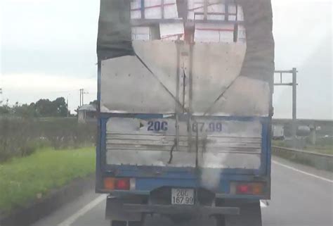 Tài xế có cồn không nhường đường xe ưu tiên bị tước bằng tháng