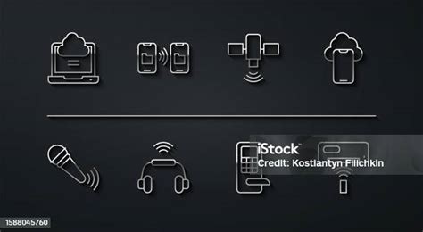 라인 네트워크 클라우드 연결 무선 마이크 클라우드 기술 데이터 디지털 도어록 스마트 헤드폰 시스템 데이터 전송 및 저장 에어컨 및 위성 아이콘을 설정합니다 벡터 개념에 대한