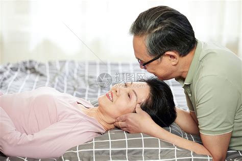 中老年男性给妻子按摩头部高清图片下载 正版图片501741043 摄图网