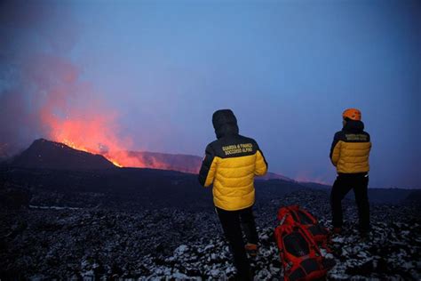 Italy S Mount Etna Volcano Erupts Closes 2 Airports