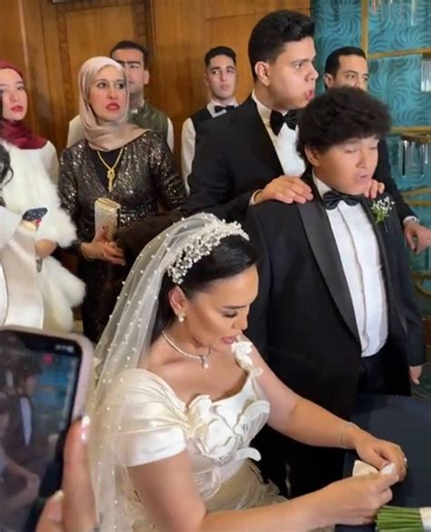 نجل المطربة مي فاروق بحفل زفاف والدته صور