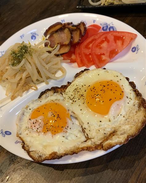 2025年1月9日 おはようございます😃 今日の朝ごはん ️ 自家製ベーコン ベーコンと目玉焼きの組み合わせって最高だなぁ〜 郷土料理研究