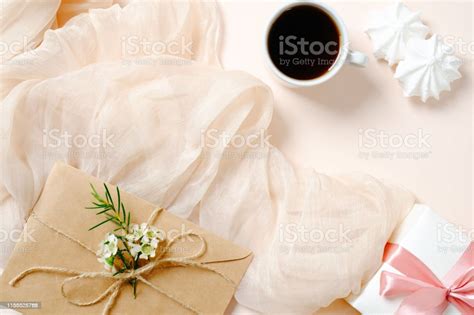 패션 블로그 여성의 액세서리 컬렉션 여성 책상 분홍색 스카프 활과 함께 선물 상자 야생 꽃 커피 컵 파스텔 핑크 배경에 마 시