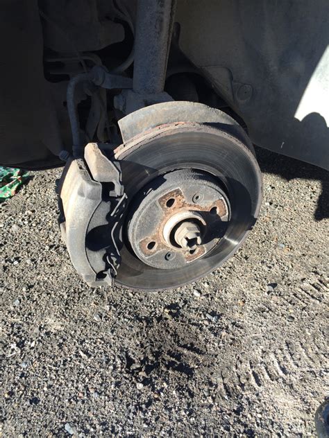 Передние тормозные диски и колодки. — Renault Megane II, 2 л, 2006 года ...